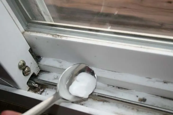 Why should you sprinkle baking soda on window corners? The trick that ...